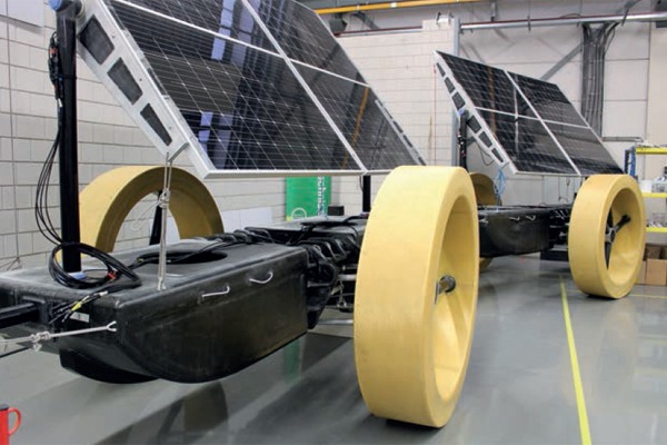 Of de onmetelijke witte ijsvlakte, die ook hem zal doen hallucineren